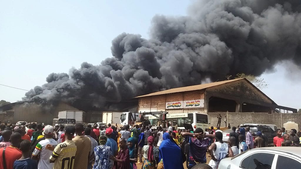 Madina en flammes : un incendie ravage le plus grand centre commercial de Conakry, l’impuissance ...
